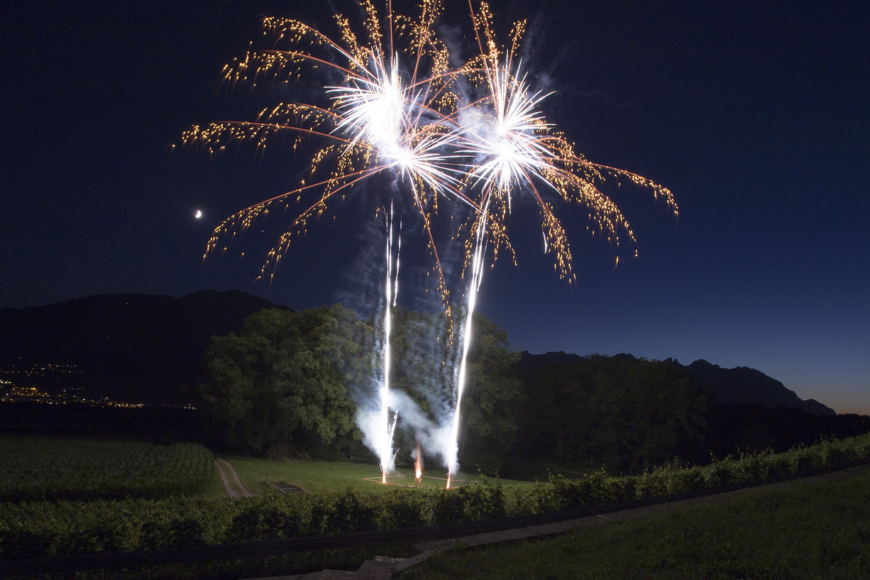 Beautiful fireworks @ the Abbaye of Salaz – Création et réalisation de ...